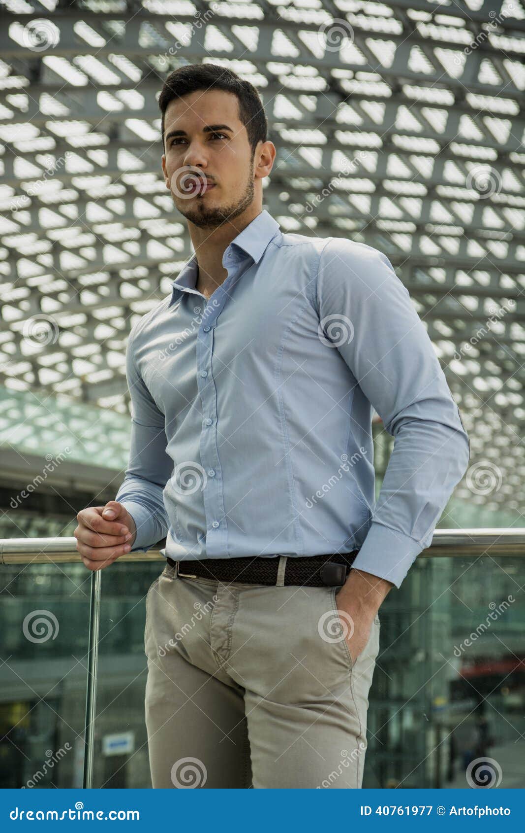 Knappe Jonge Mensen Aan De Gang Post of Luchthaven Stock Afbeelding ...