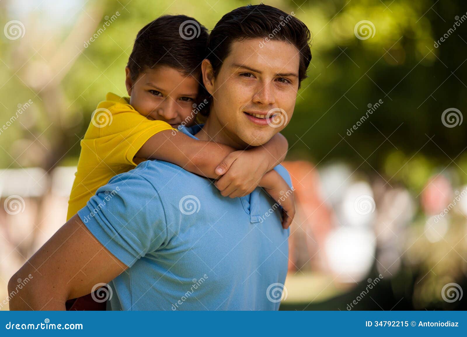 Knappe Jonge Papa En Zijn Zoon Stock Afbeelding - Image of ruimte ...