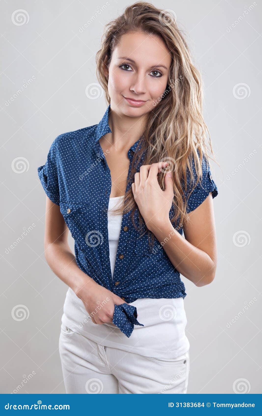 Knappe jonge vrouw stock foto. Image of lang, overhemd - 31383684