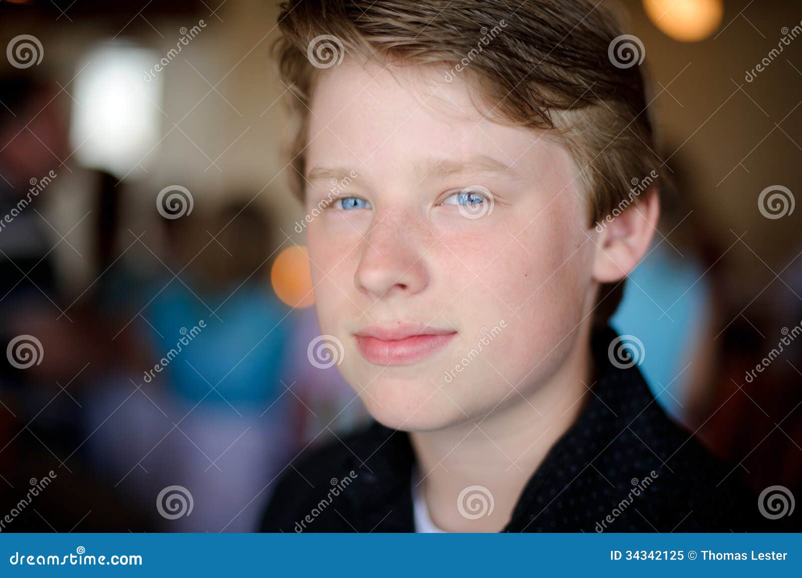 Knappe Jongen Met Blond Haar En Blauwe Ogen in Groot Licht. Stock ...