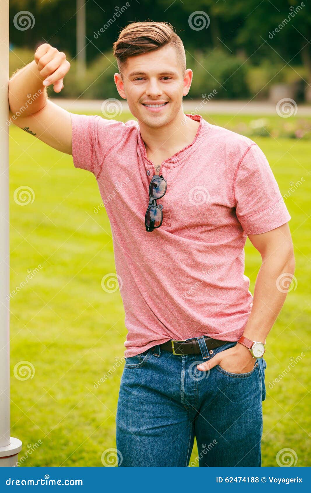 Knappe jongen in park stock foto. Image of gelukkig, blij - 62474188