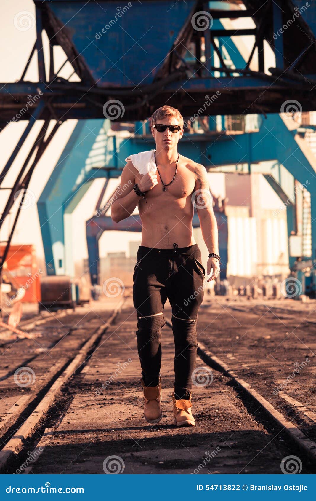 Knappe mens stock foto. Image of schot, gang, haven, volledig - 54713822