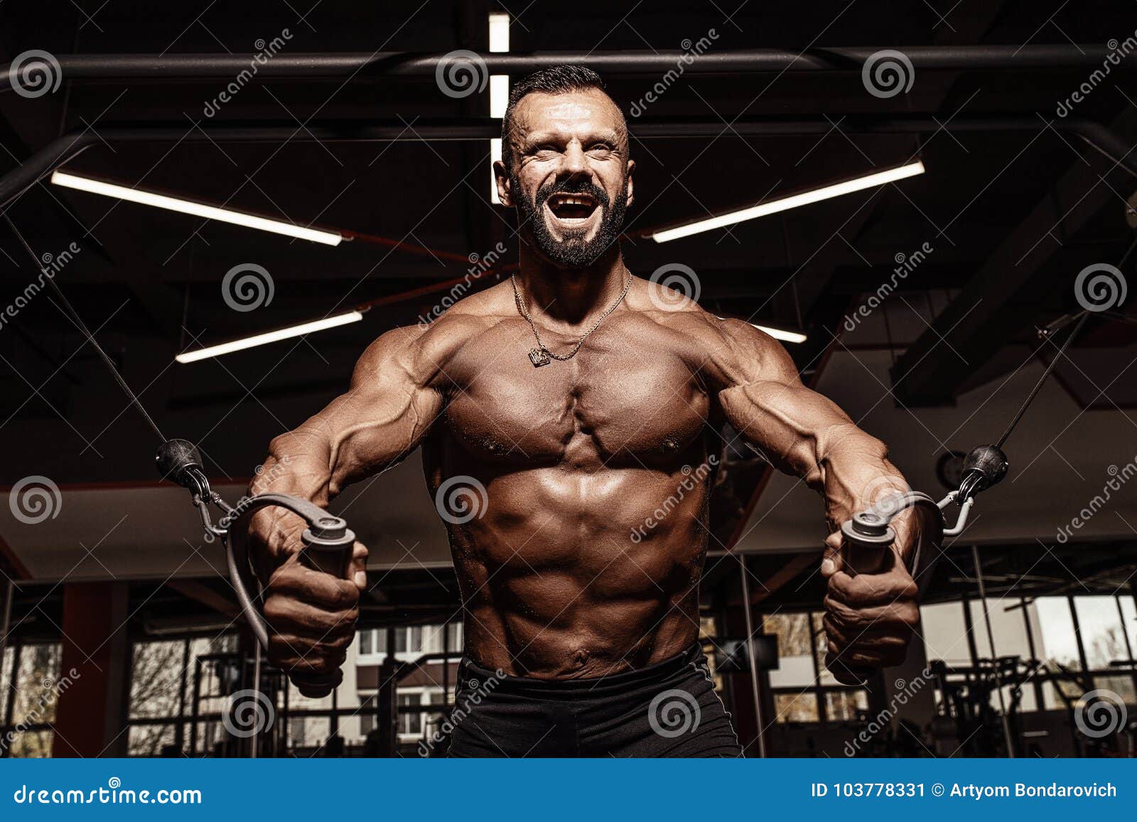 Knappe Mens Die Met Grote Spieren In Gymnastiek Uitwerken