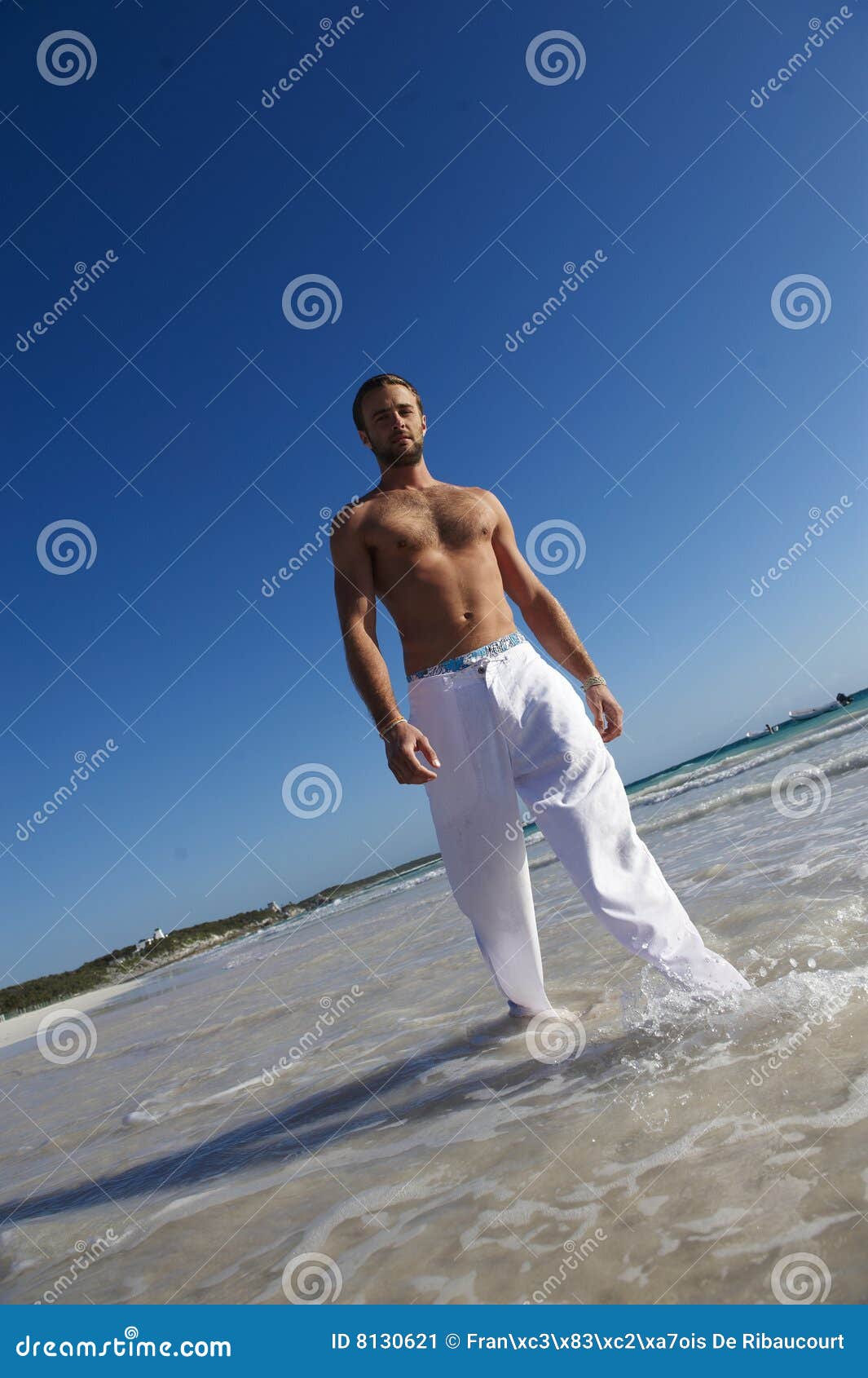 Knappe Mens Die in Overzees Loopt Stock Afbeelding - Image of hemel ...