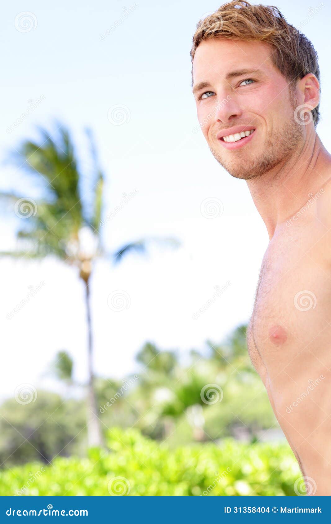 Knappe Mens Op Tropisch Strand Stock Foto - Image of genieten ...