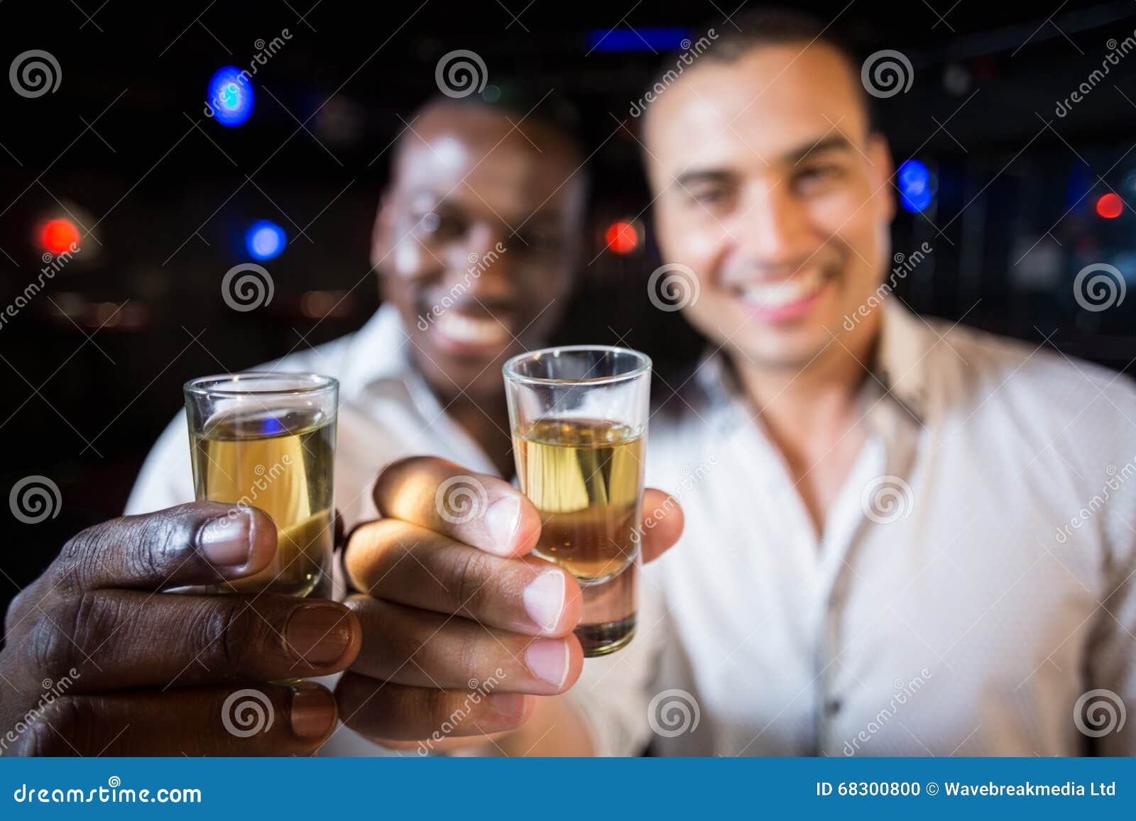 Knappe Mensen Die Samen Drinken Stock Foto - Image of binnen, gelukkig ...