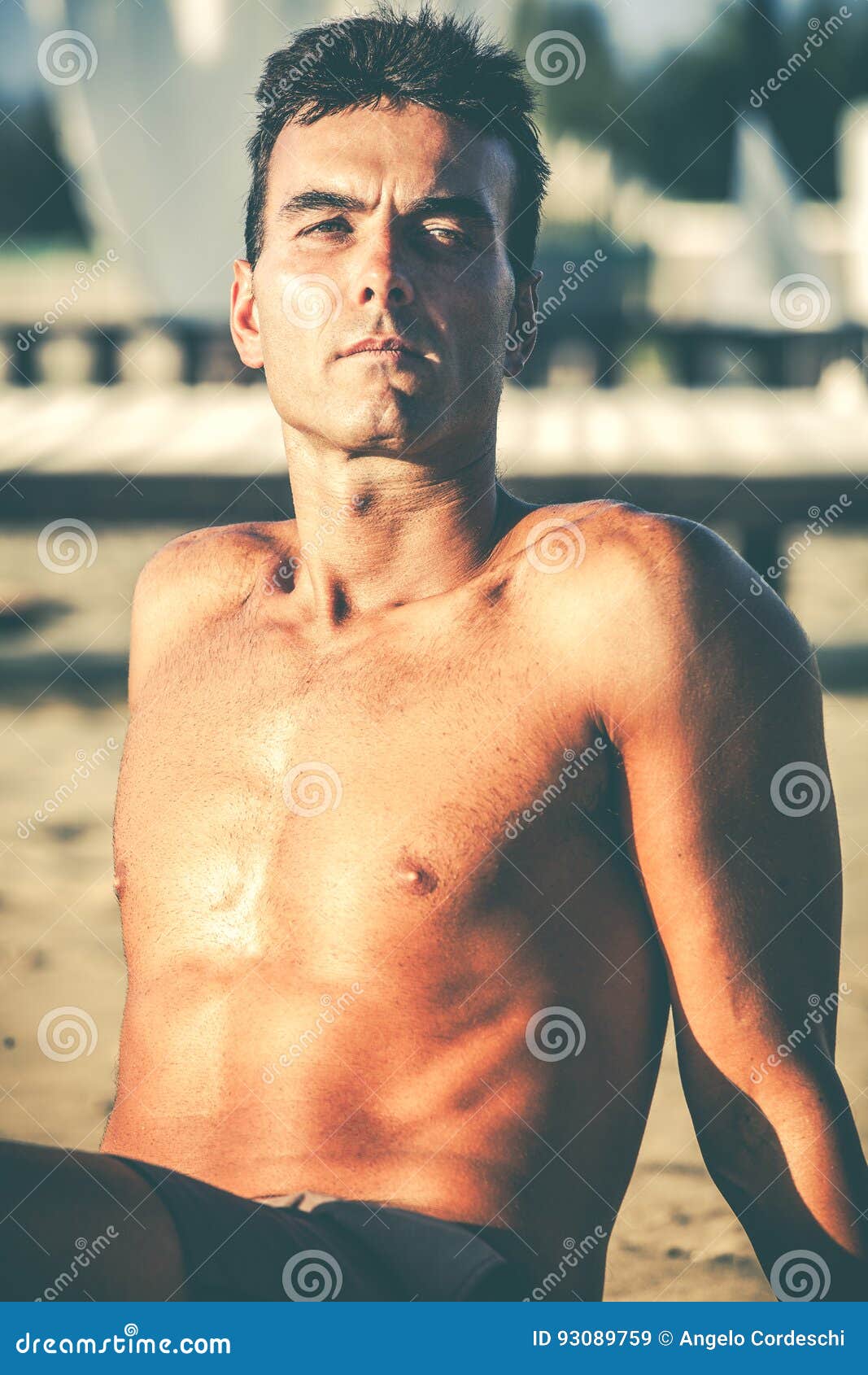 Knappe Ontspannen Mens Op Het Strand Stock Afbeelding - Image of hoofd ...