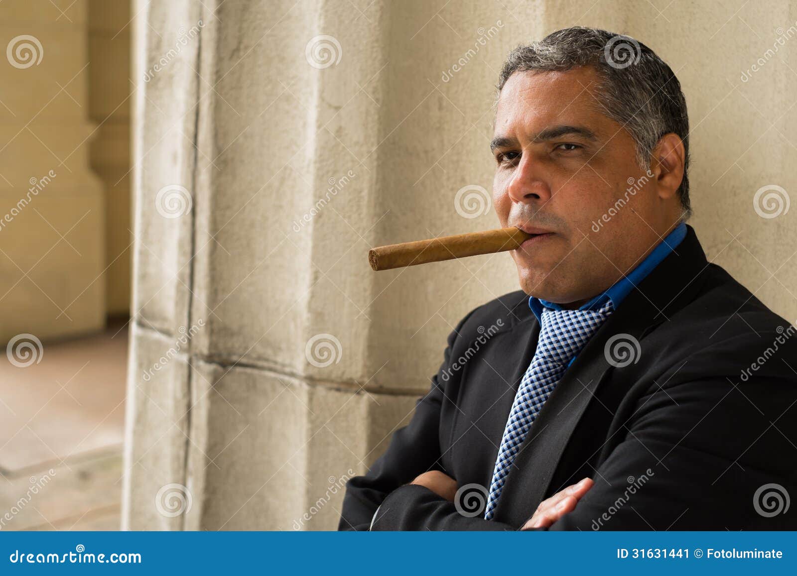 Knappe sigarenroker stock afbeelding. Image of kerel - 31631441