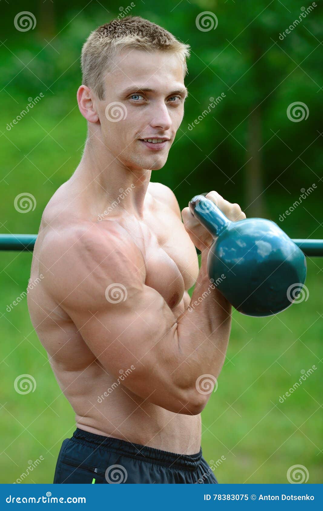 Knappe Spierbodybuildermens Die Oefeningen In Gymnastiek Doen Stock