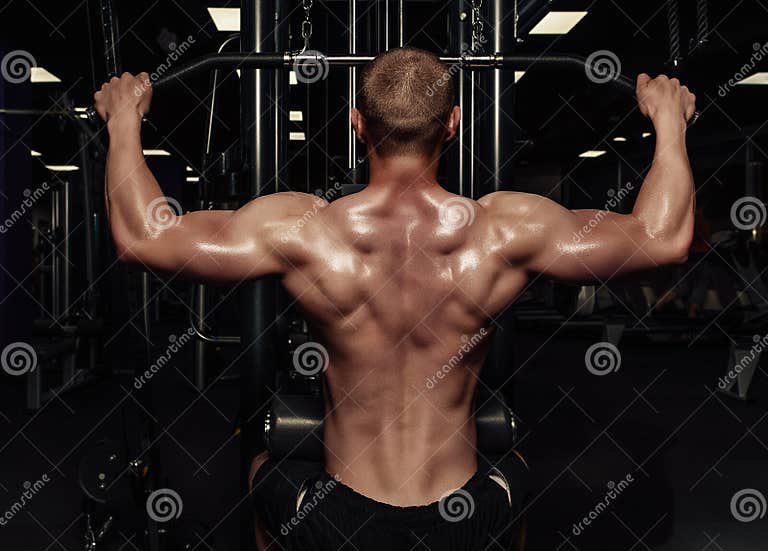 Knappe Sterke Atletische Mens Die Omhoog Achterspieren Pompen