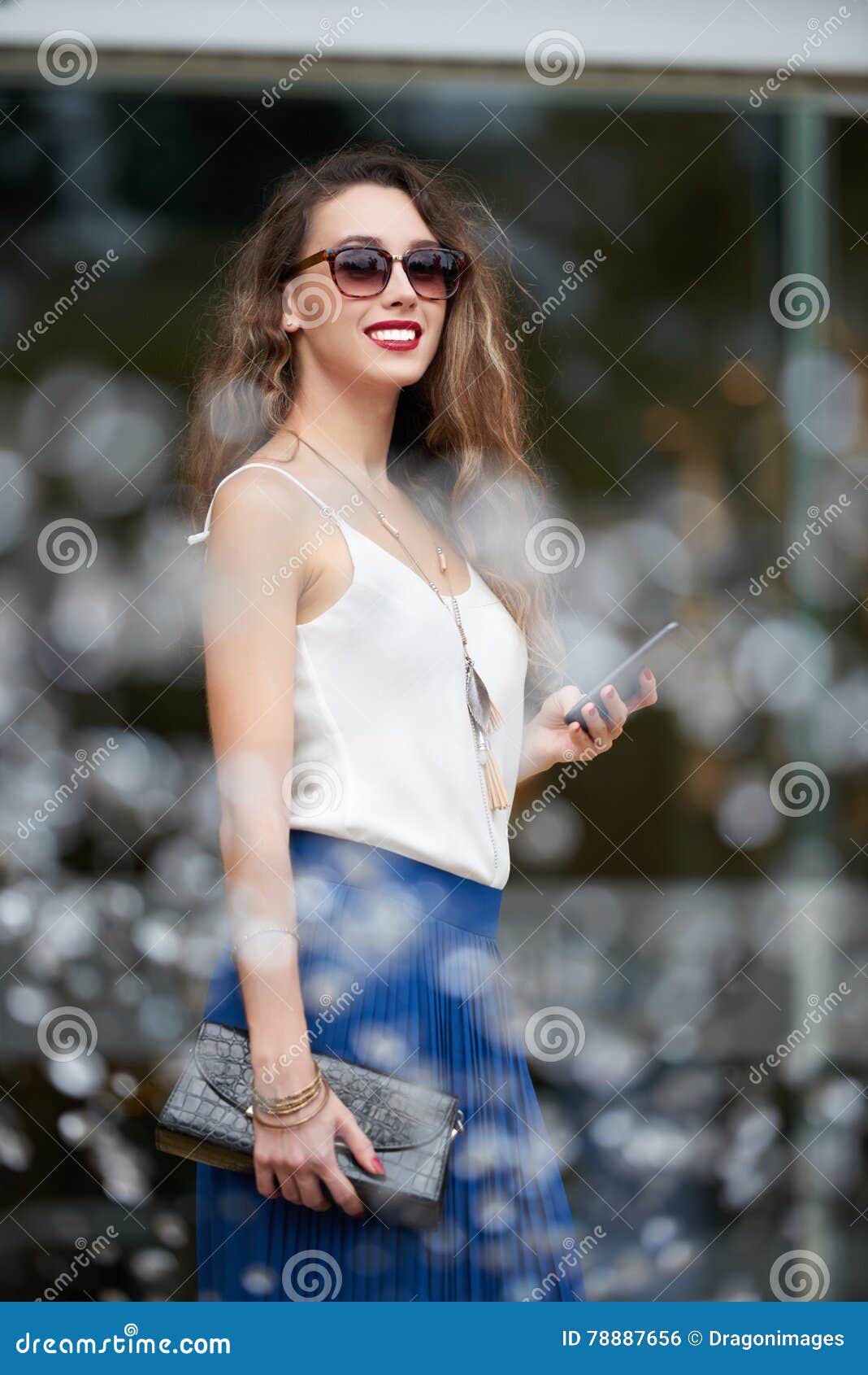 Knappe vrouw stock foto. Image of technologie, beurs - 78887656