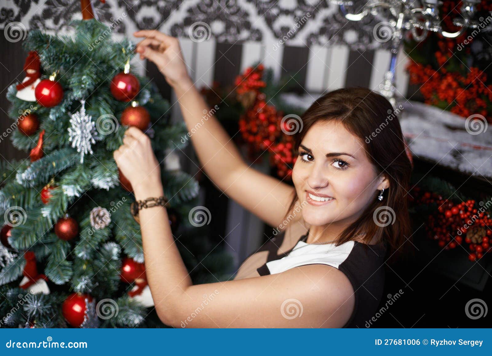 Knappe Vrouw Dichtbij De VakantieKerstboom Stock Foto - Image of nieuw ...