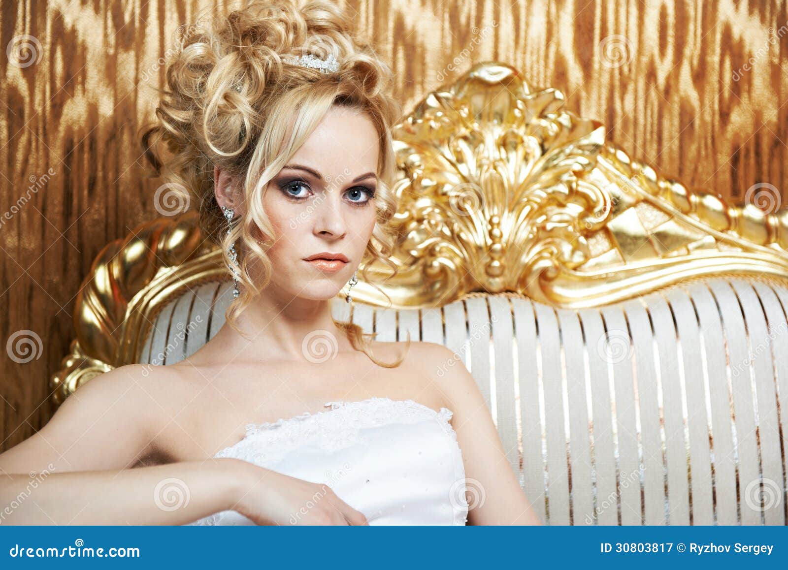 Knappe Vrouw in Gouden Leunstoel Stock Afbeelding - Image of kaukasisch ...