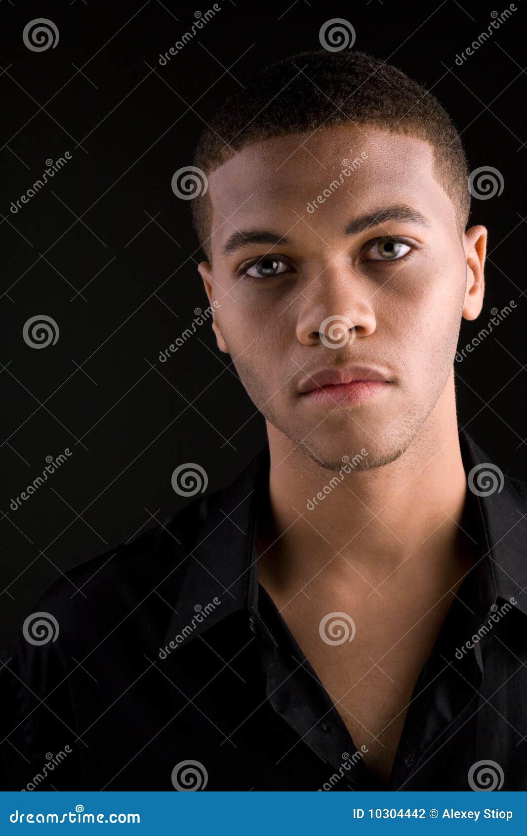 Knappe zwarte mens stock foto. Image of persoon, achtergrond - 10304442