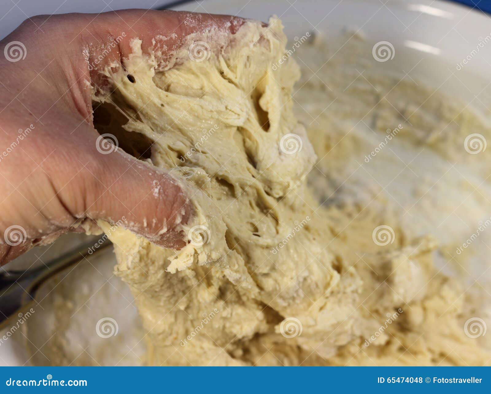 Kneedde het deeg stock foto. Image of chef, vrouw, gebakje - 65474048