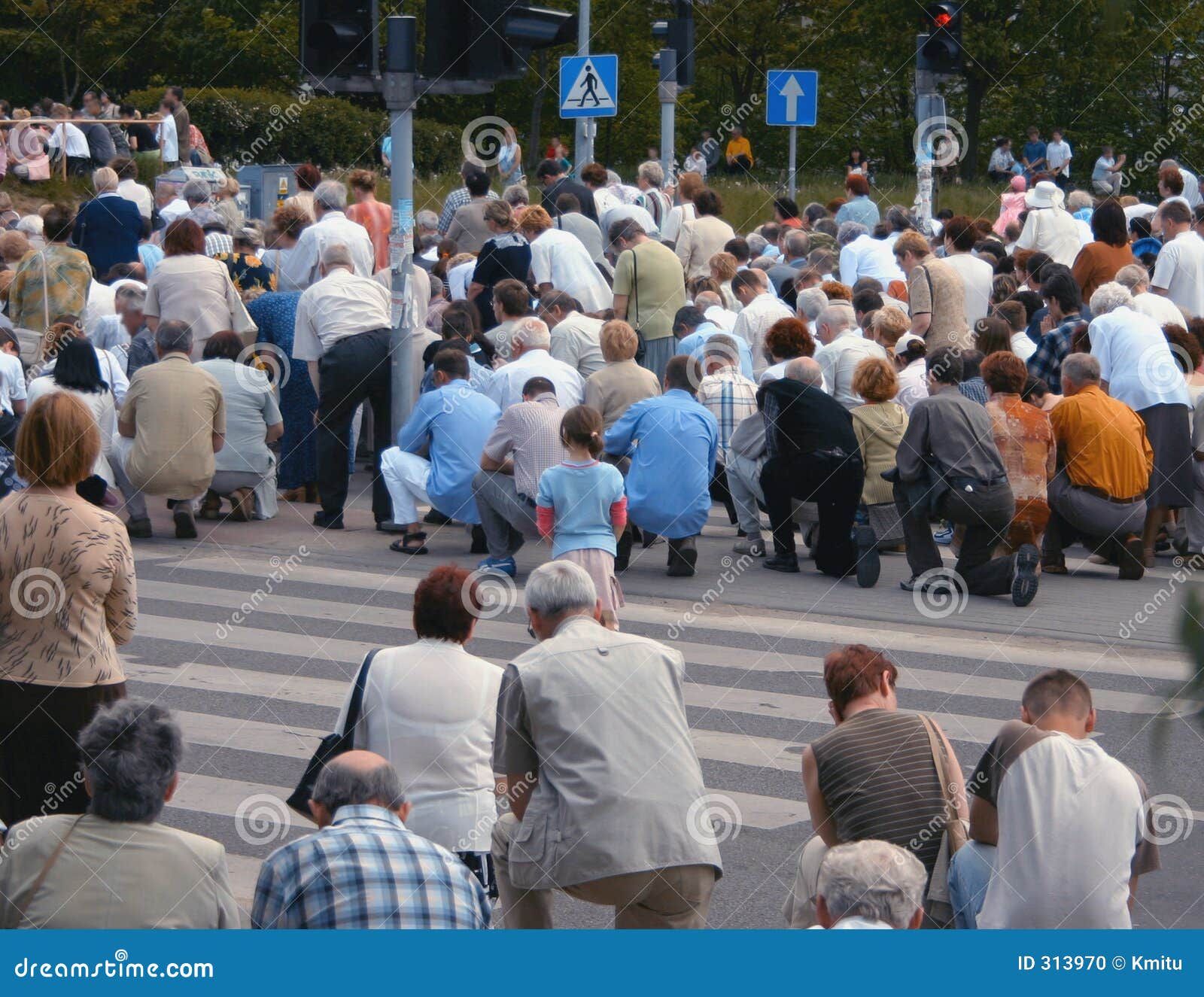 Kneeling crowd editorial image. Image of followers, hundreds - 313970