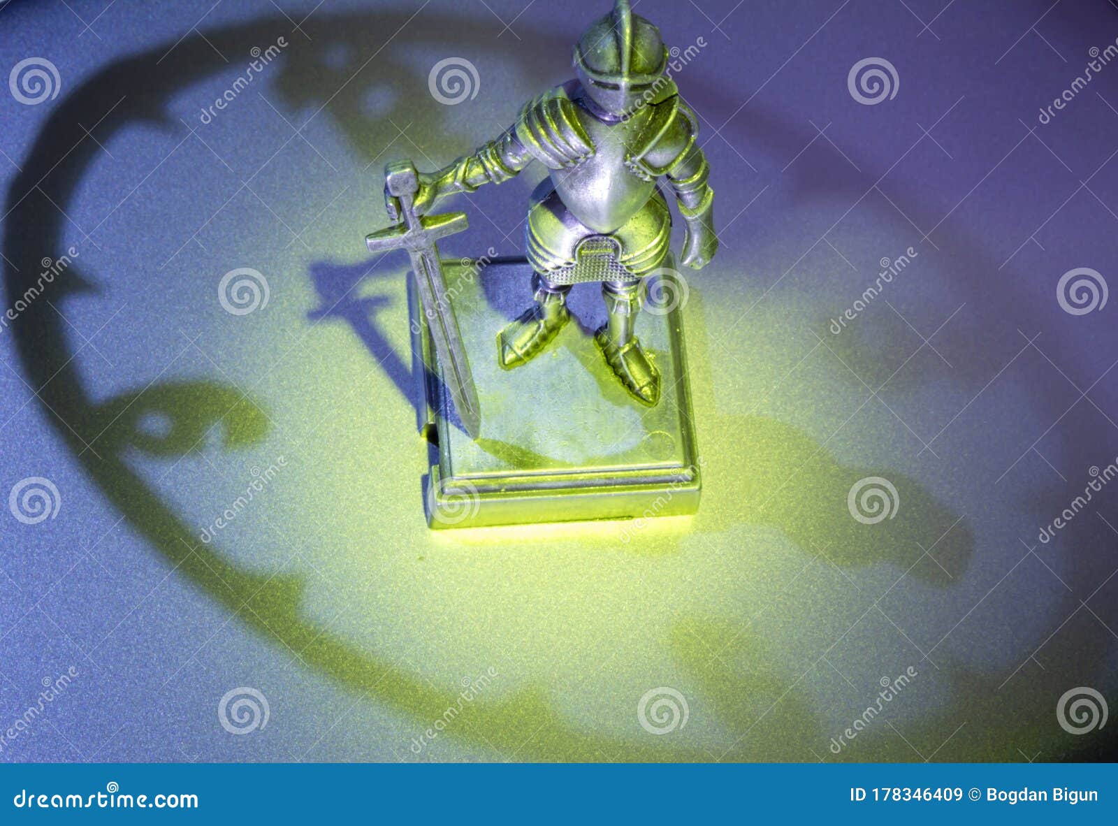 Shadow Clock - Sundial Stock Photography | CartoonDealer.com #56088338