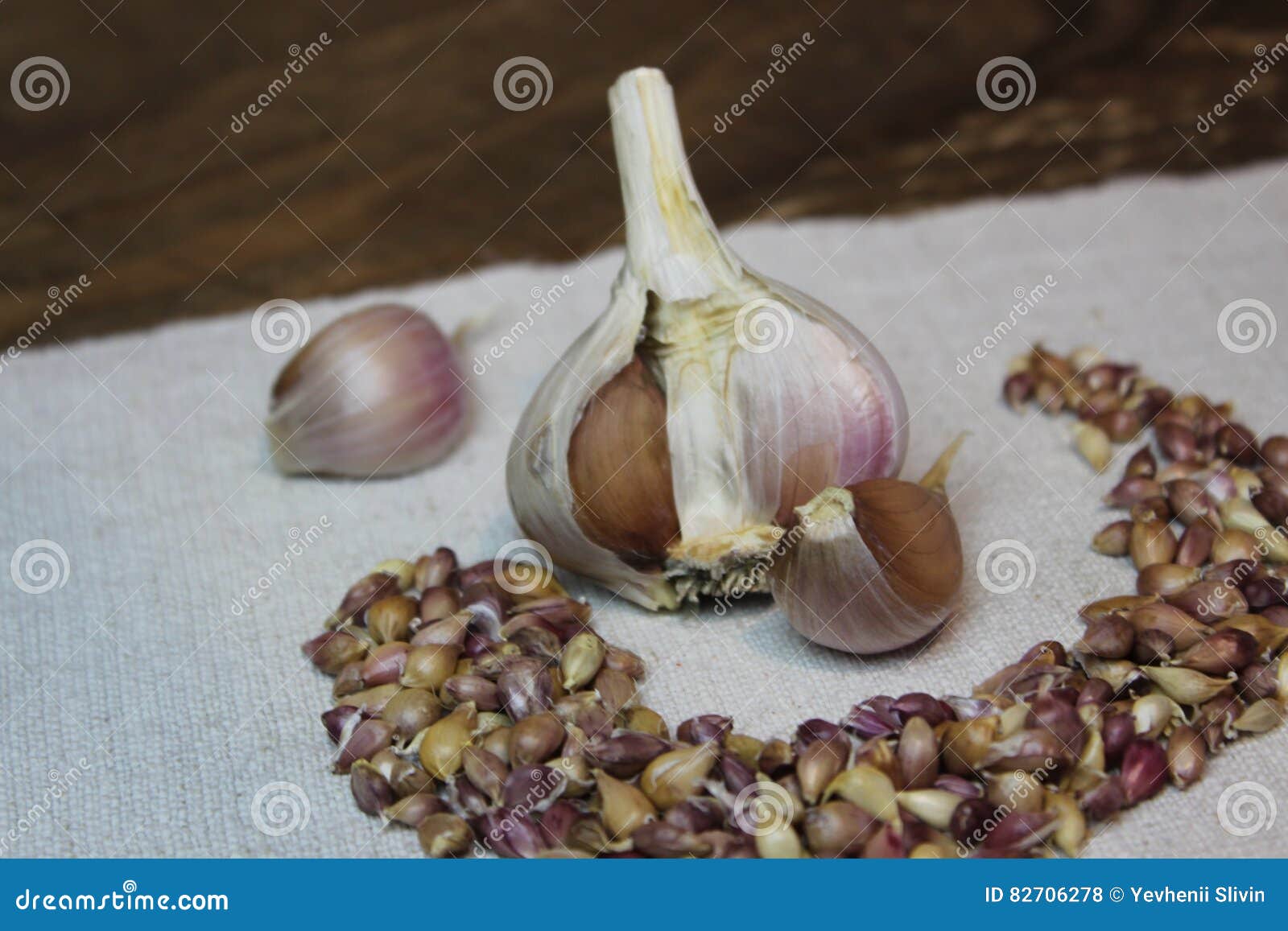 Knoblauch Mit Samen Auf Leinenstoff Stockfoto - Bild von hintergrund ...