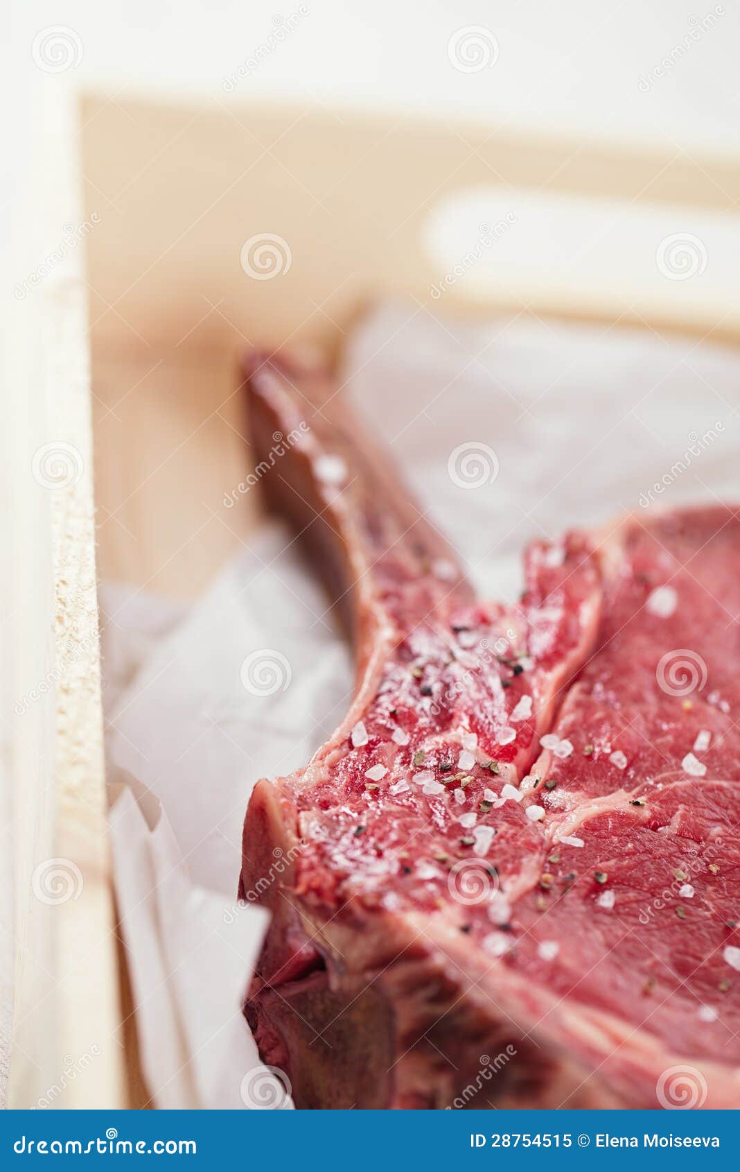Knochen-im Rippeauge Steaksteak Auf Papier Stockbild - Bild von hölzern ...