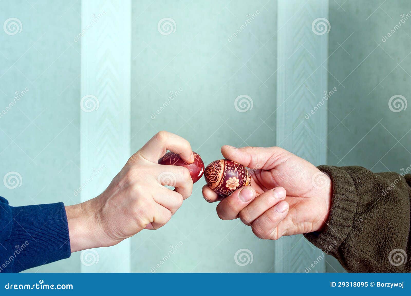 Knocking easter eggs stock image. Image of scratch, hands - 29318095