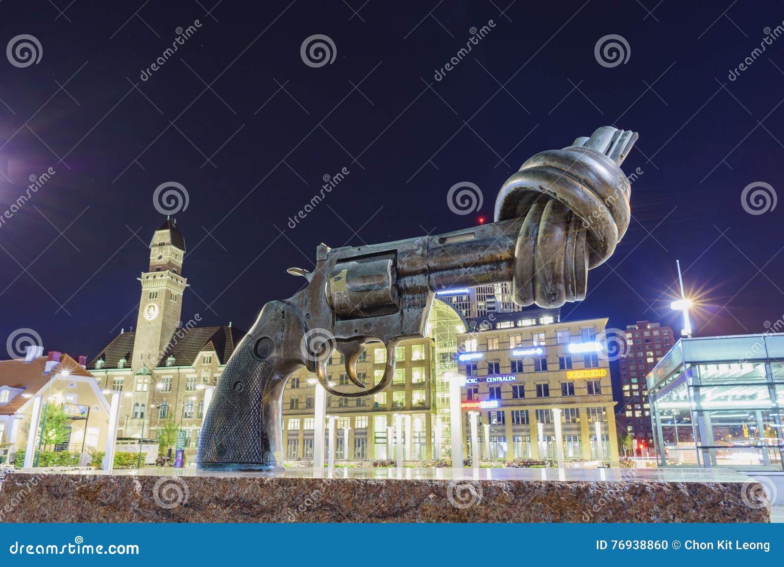 The Knotted Gun editorial image. Image of twilight, building - 76938860