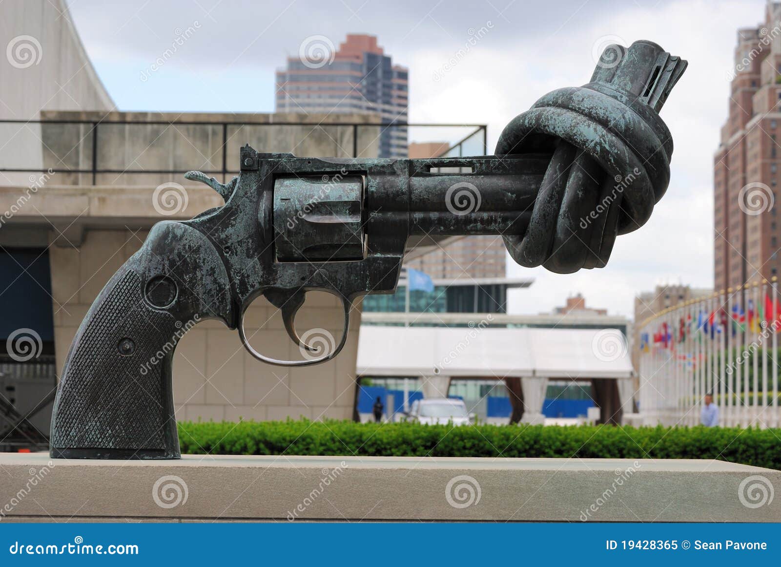 Knotted Gun (Non Violence) editorial image. Image of knotted - 19428365
