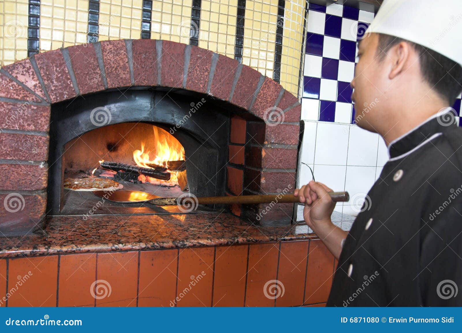 Kochen der Pizza stockfoto. Bild von bereiten, pizza, vorbereiten - 6871080