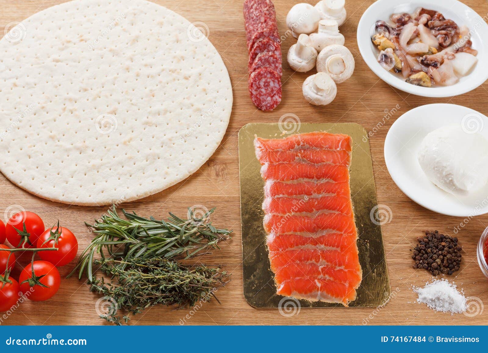 Kochen Der Traditionellen Italienischen Pizza Stockfoto - Bild von ...