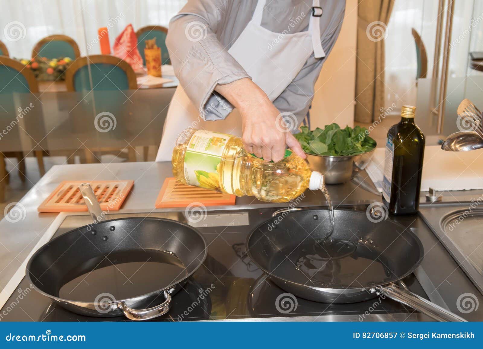 Kochen Von Lektionen Vom Chef Stockbild - Bild von braten, ganzzahliger ...