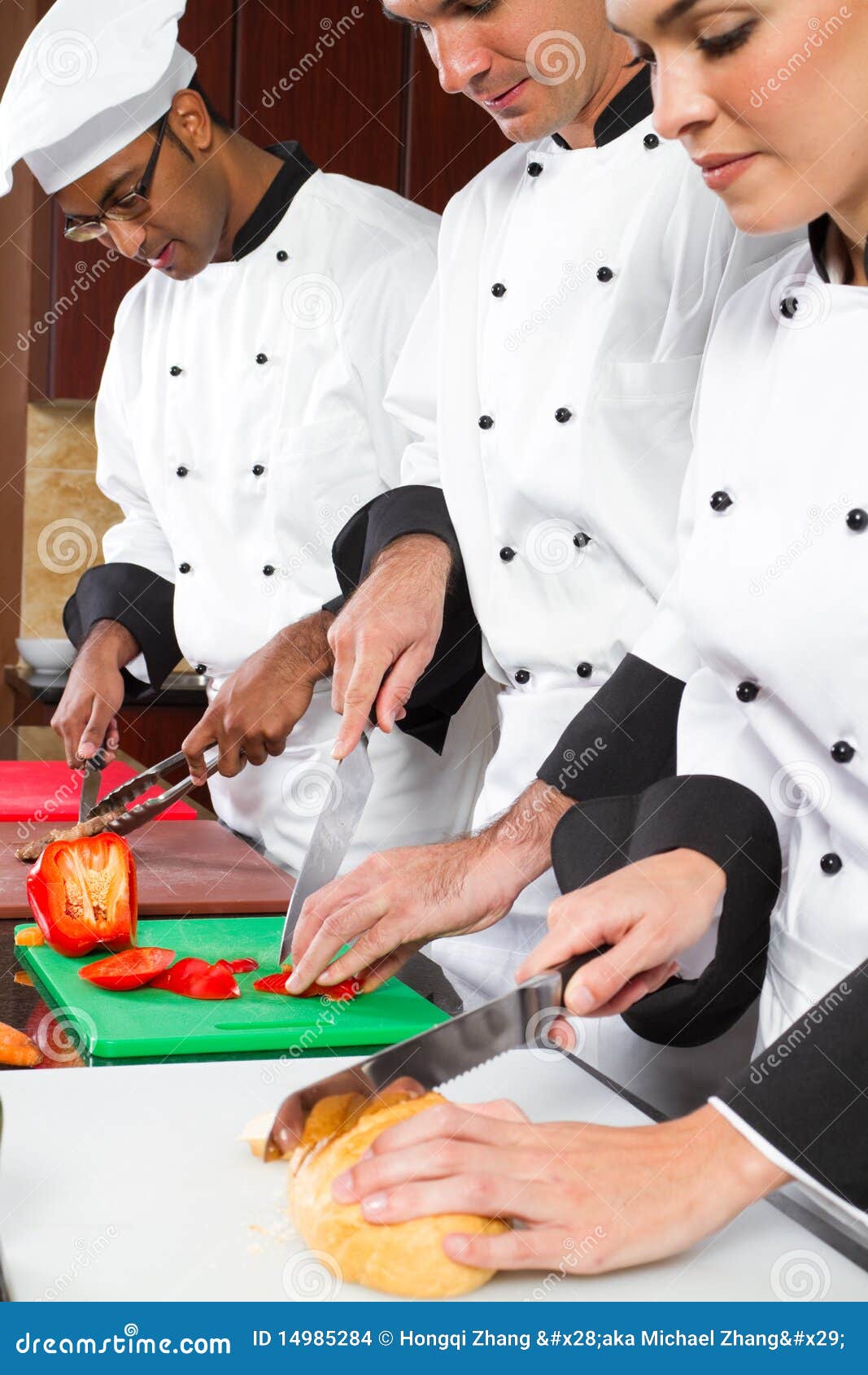 Kockar Som Lagar Mat Professionelln Arkivfoto - Bild av knivar ...
