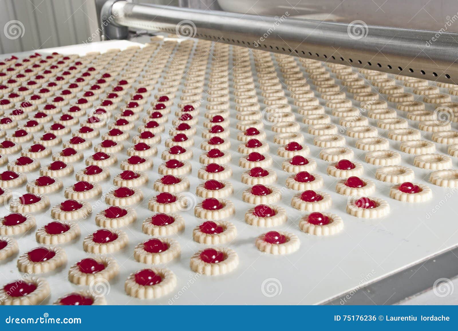 Koekjes die machine bakken stock foto. Image of velen - 75176236