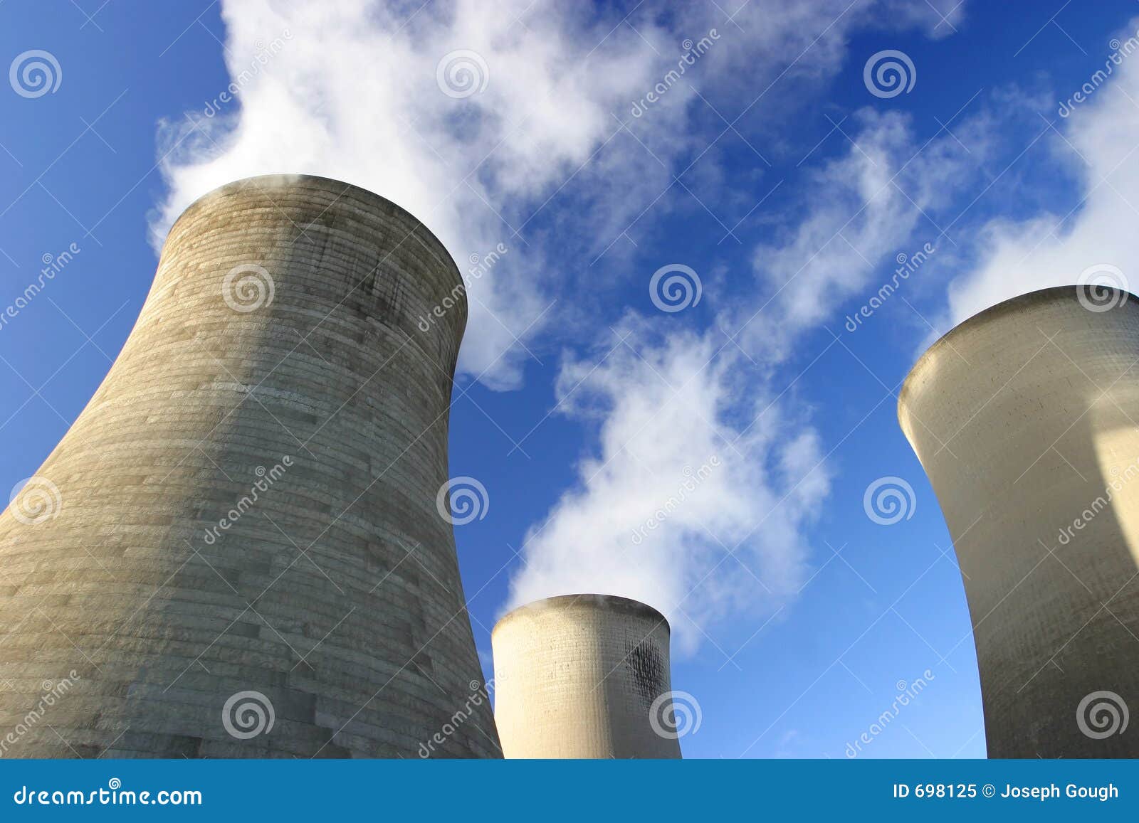 Koele KoelTorens stock afbeelding. Image of industrie, massief - 698125