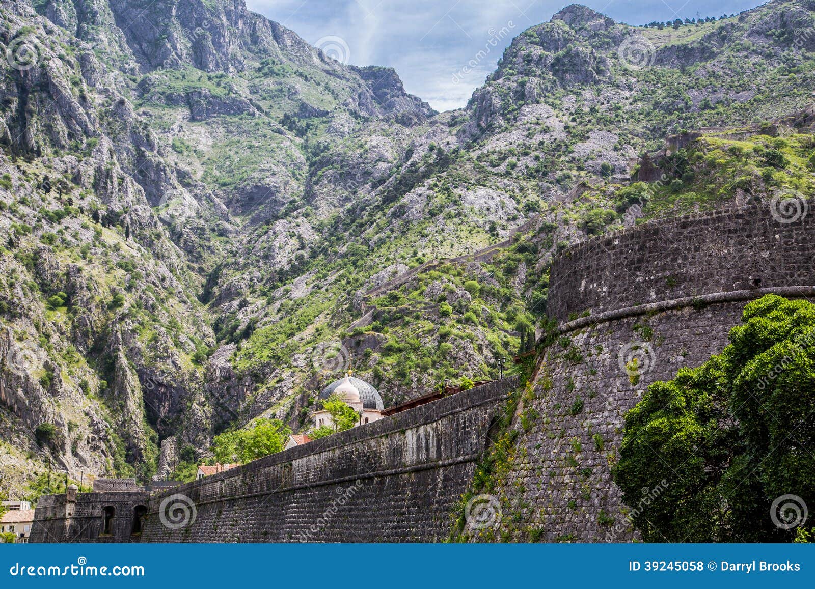 Koepel Over Muur Onder Berg Stock Foto - Image of toren, buik: 39245058