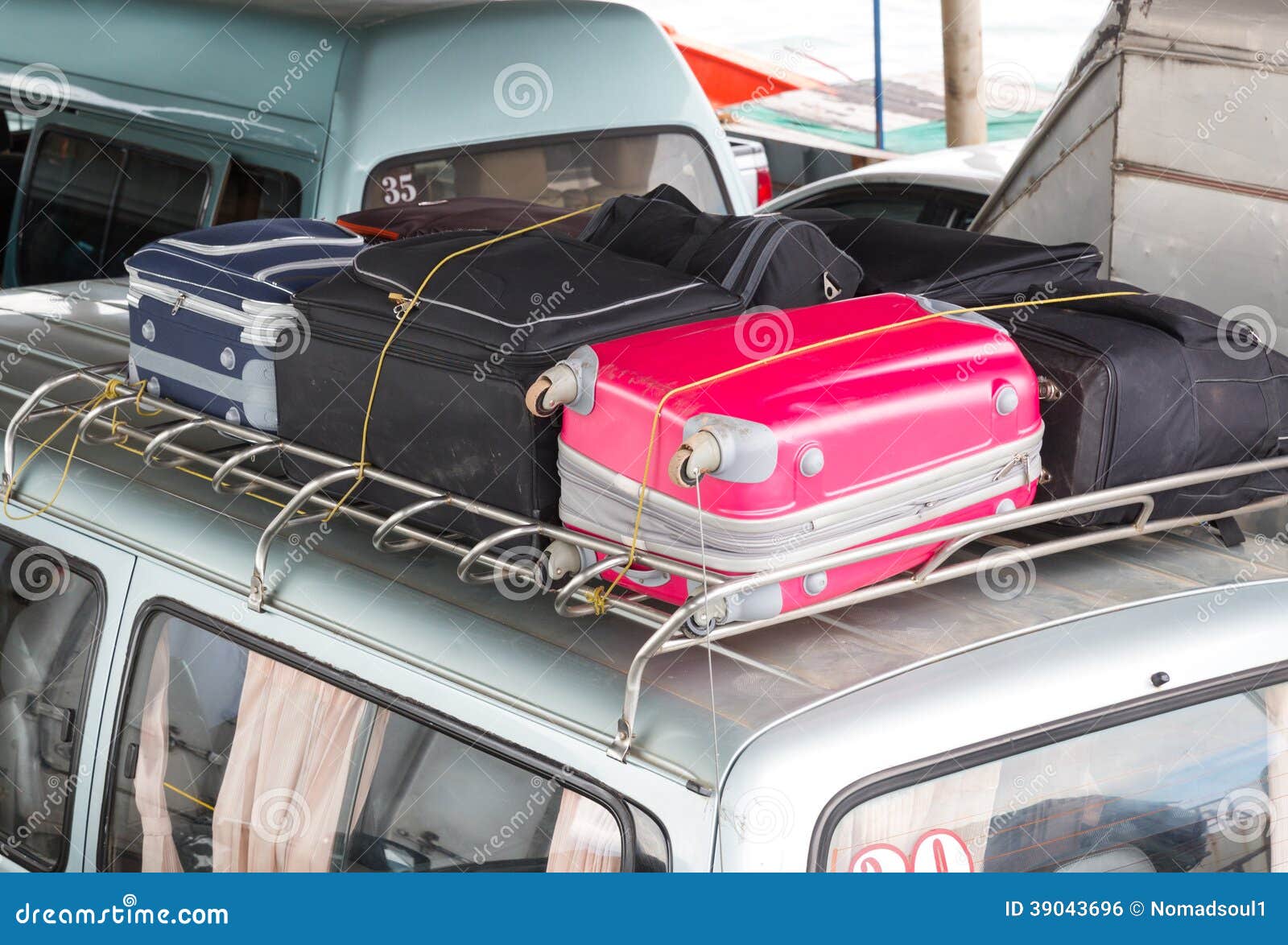 Koffer auf dem Auto stockfoto. Bild von gepäck, tourist - 39043696