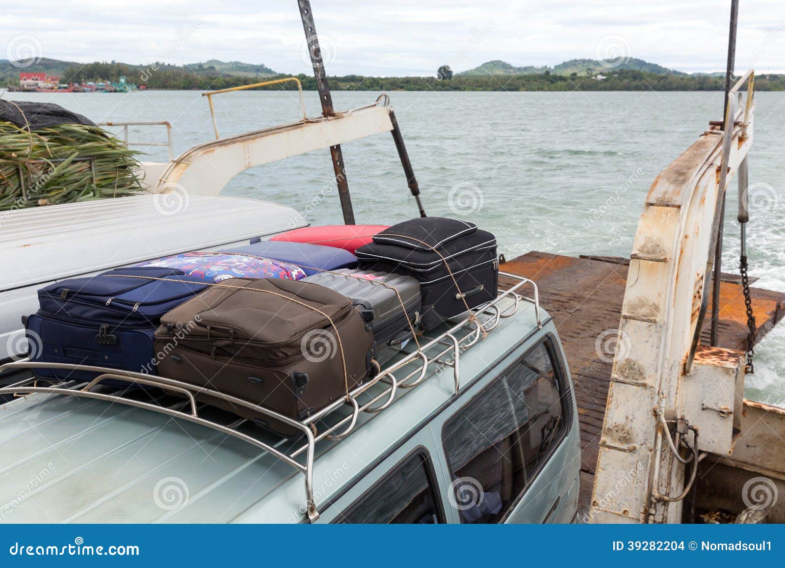 Koffer auf dem Auto stockfoto. Bild von verkehr, beutel - 39282204