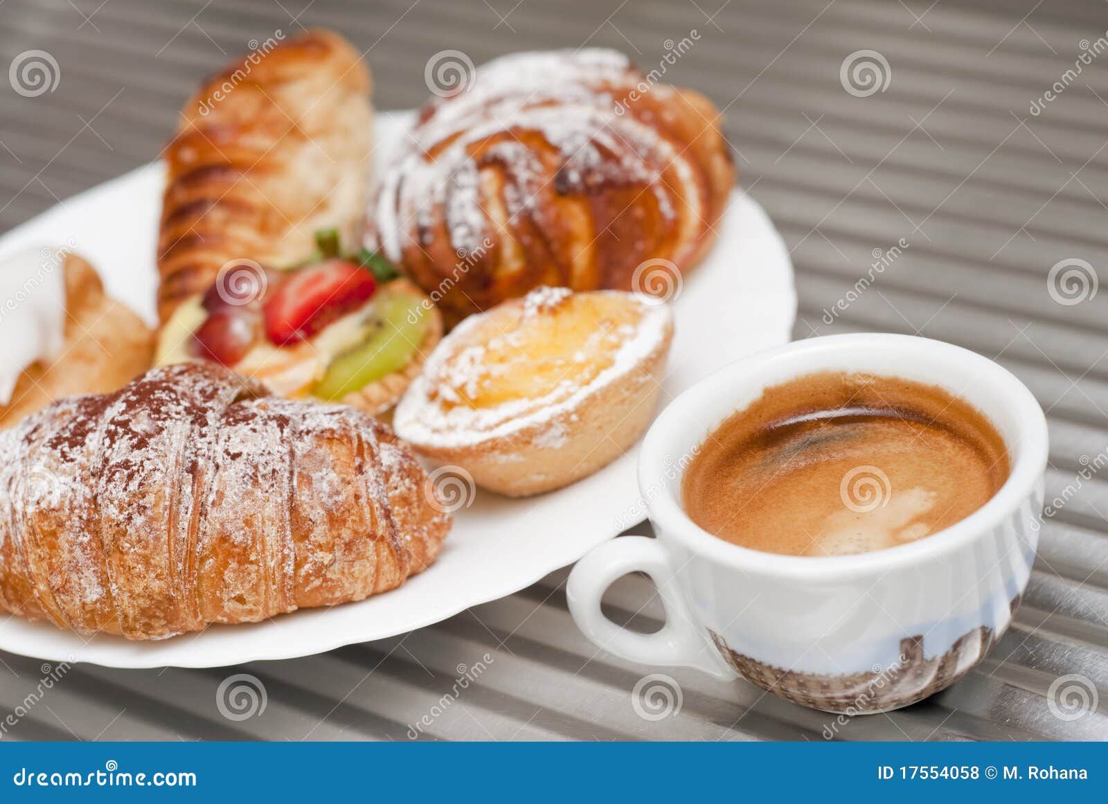 Koffie en gebakje stock foto. Image of snack, niemand - 17554058