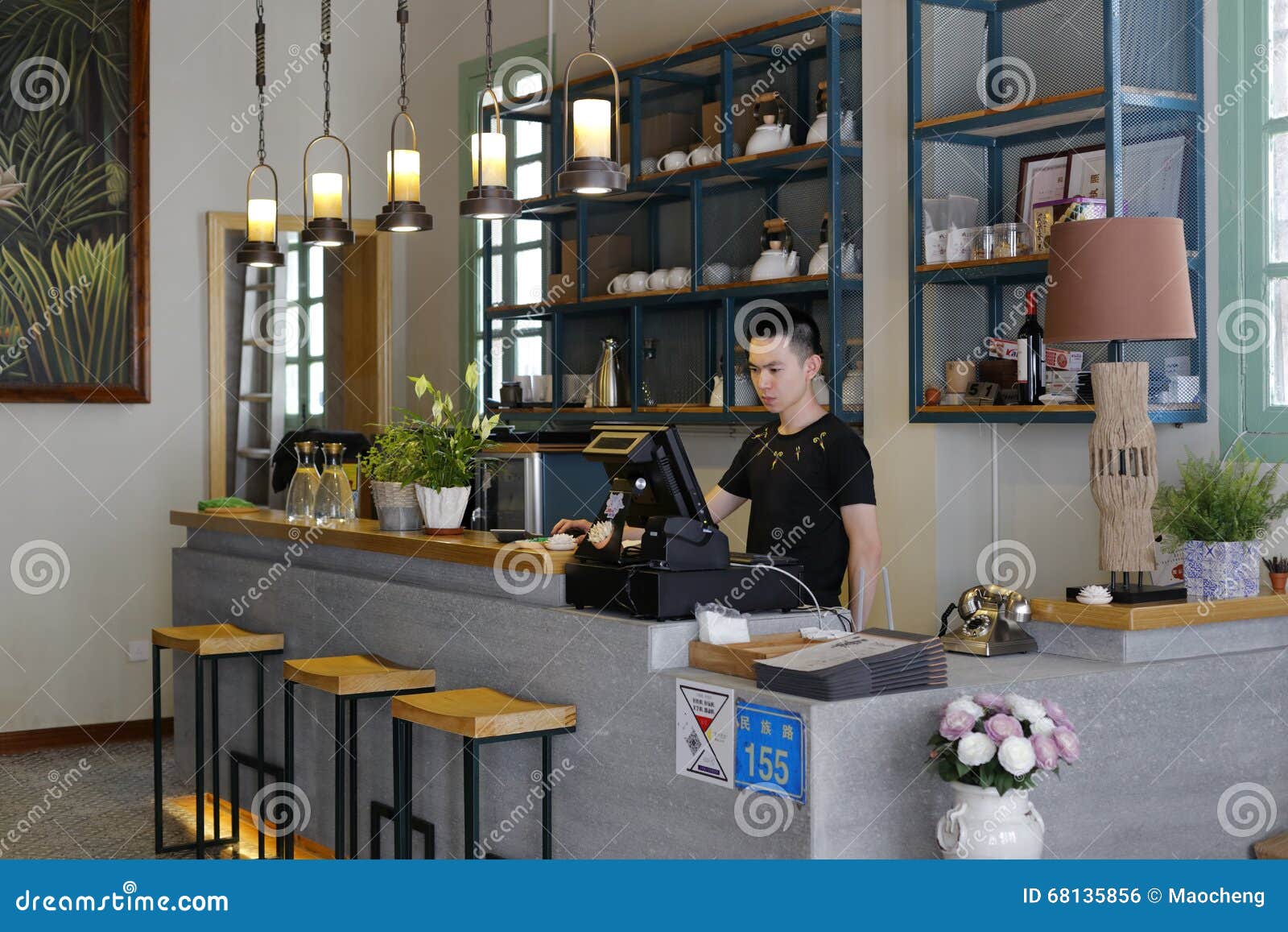 Koffiewinkel binnen redactionele foto. Image of karakter - 68135856