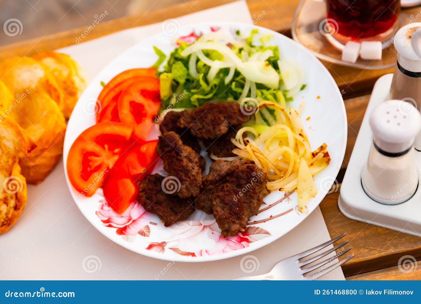 Koft de comida turca foto de archivo. Imagen de plato - 261468800