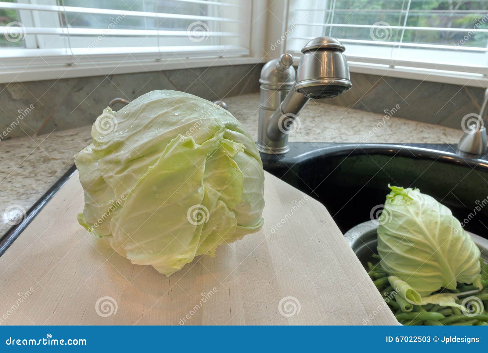 Kohlkopf Auf Hackendem Brett Stockbild - Bild von küche, kohl: 67022503