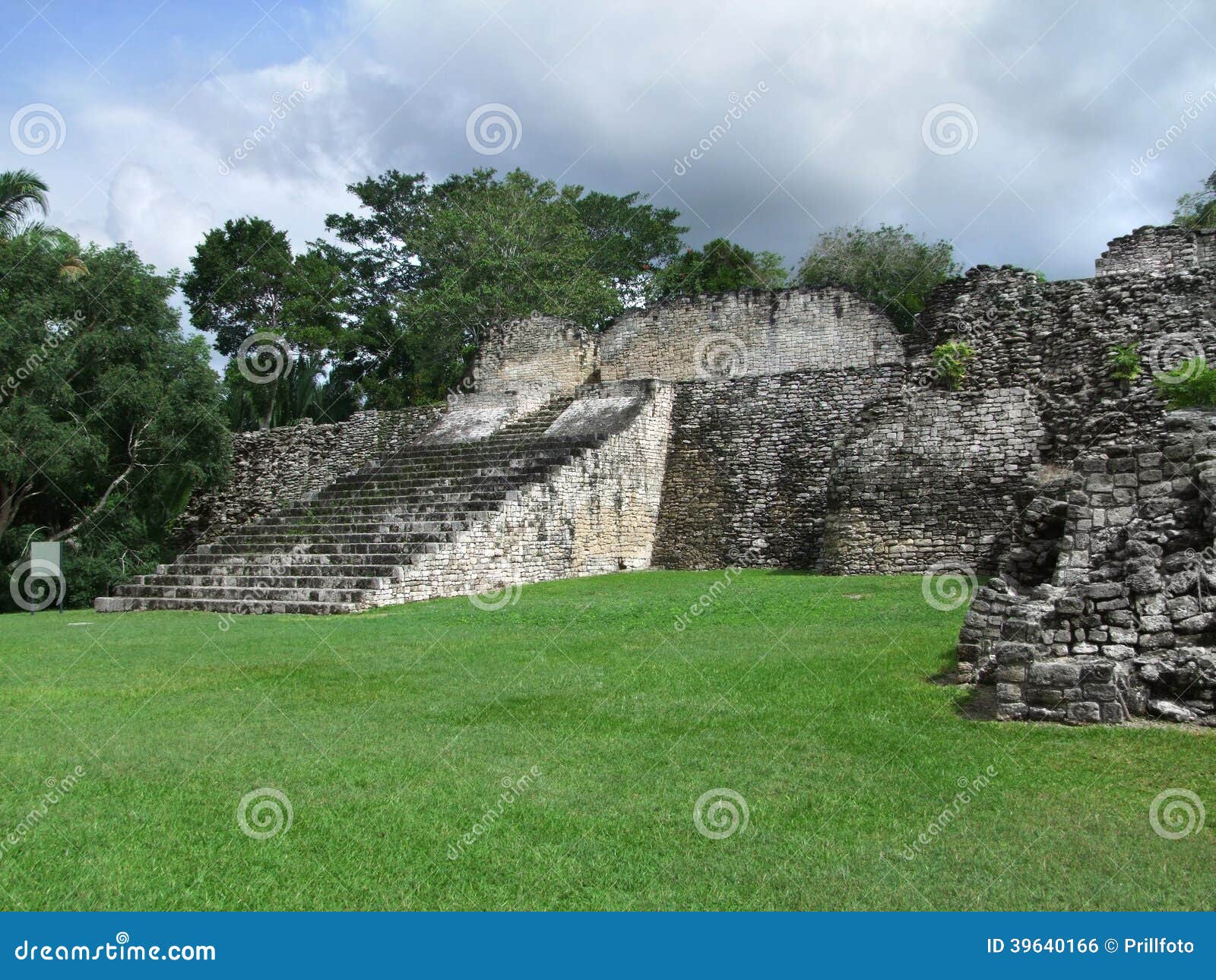 Kohunlich foto de archivo. Imagen de méxico, pasos, ruina - 39640166