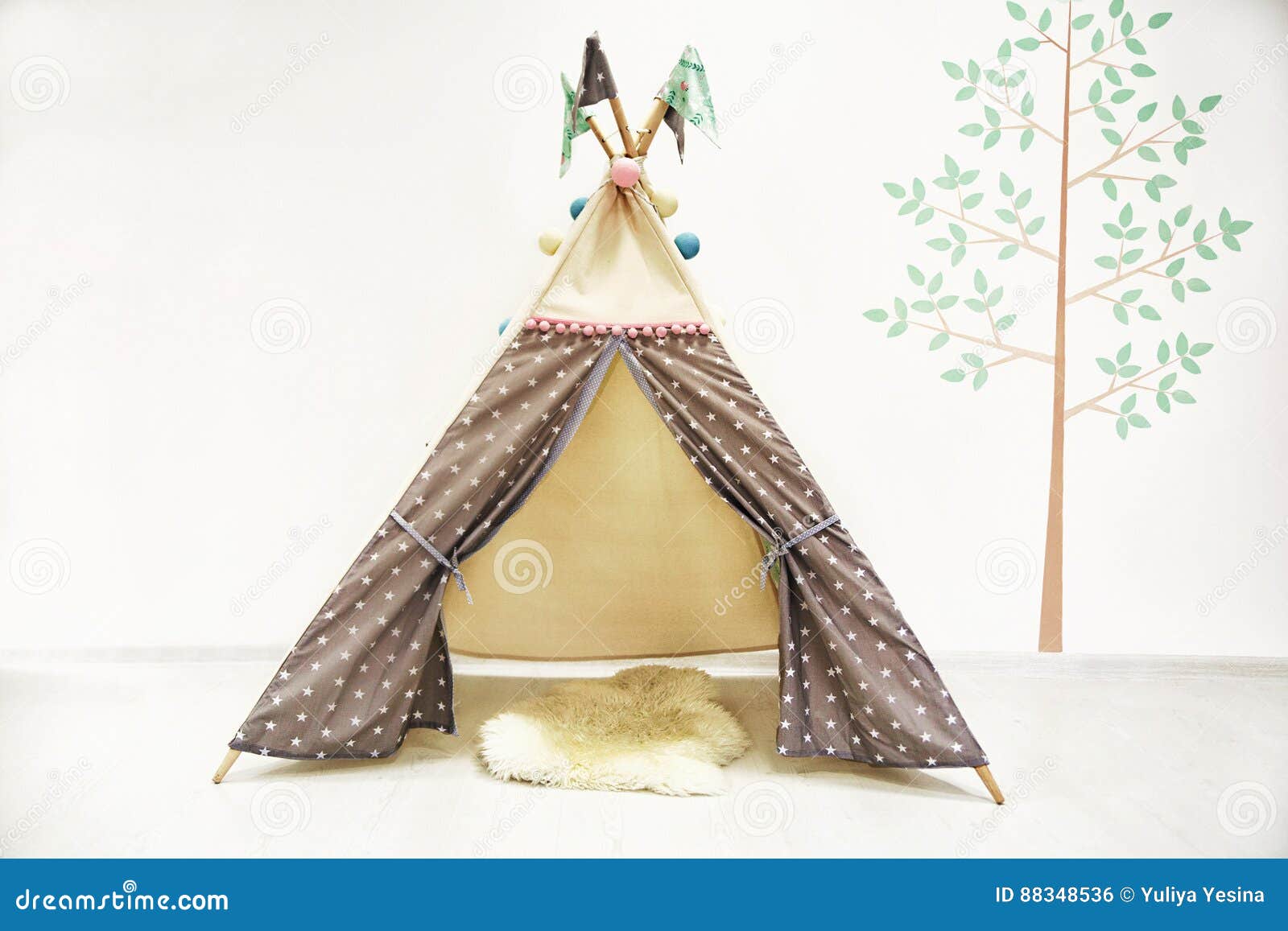 Koja i rummet för barn` s arkivfoto. Bild av torkduk - 88348536