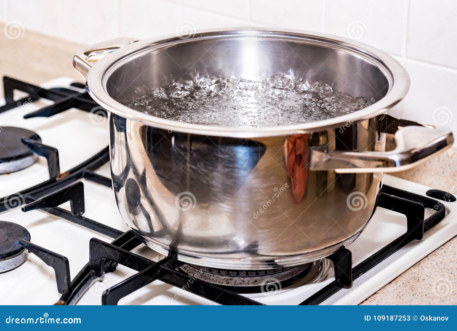 Kokend Water Voor Soep in Moderne Steelpan Stock Afbeelding - Image of ...