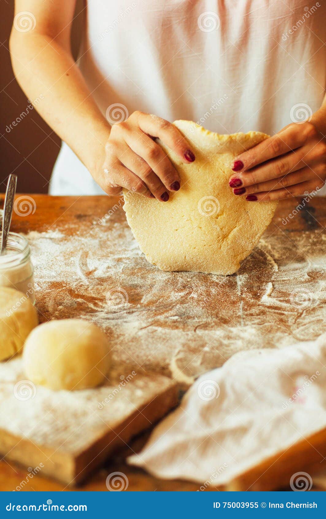 Kokende Eigengemaakte Frambozencake Vrouw Die Een Pasteideeg Rollen ...