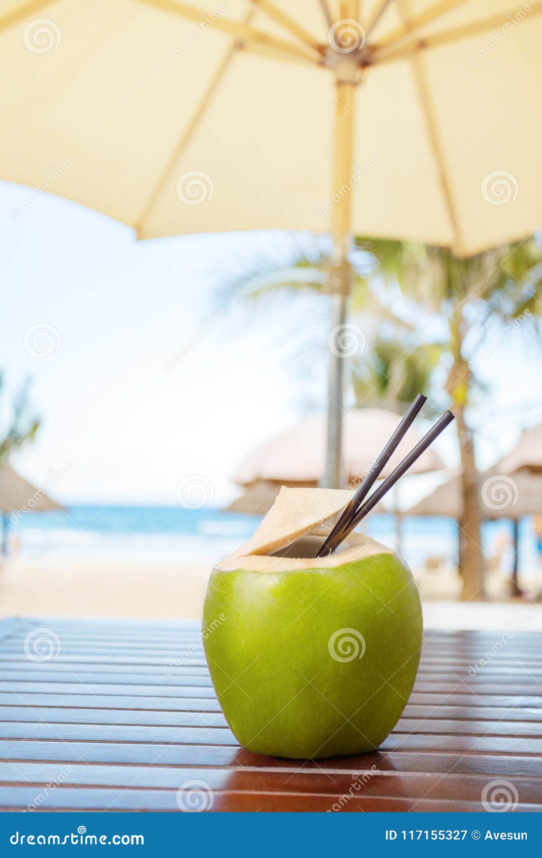 Kokosnoot Met Cocktail Het Drinken Stro Stock Afbeelding - Image of ...