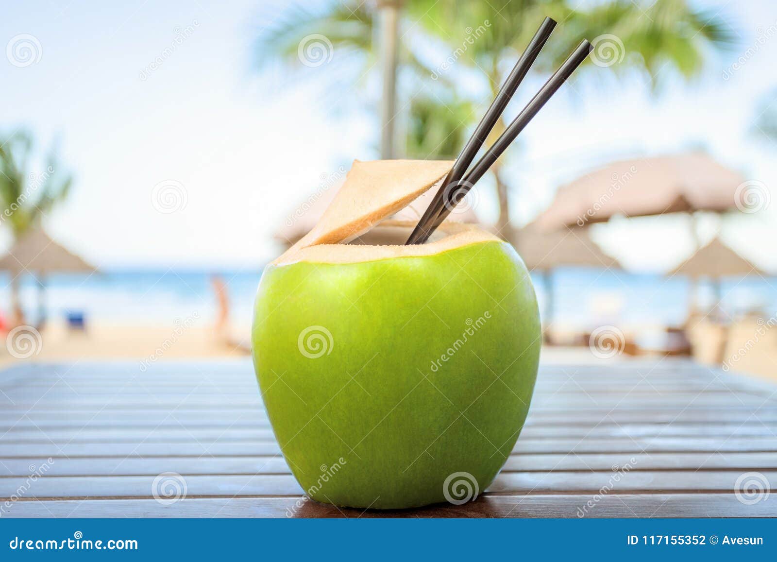 Kokosnoot Met Cocktail Het Drinken Stro Stock Foto - Image of palm ...