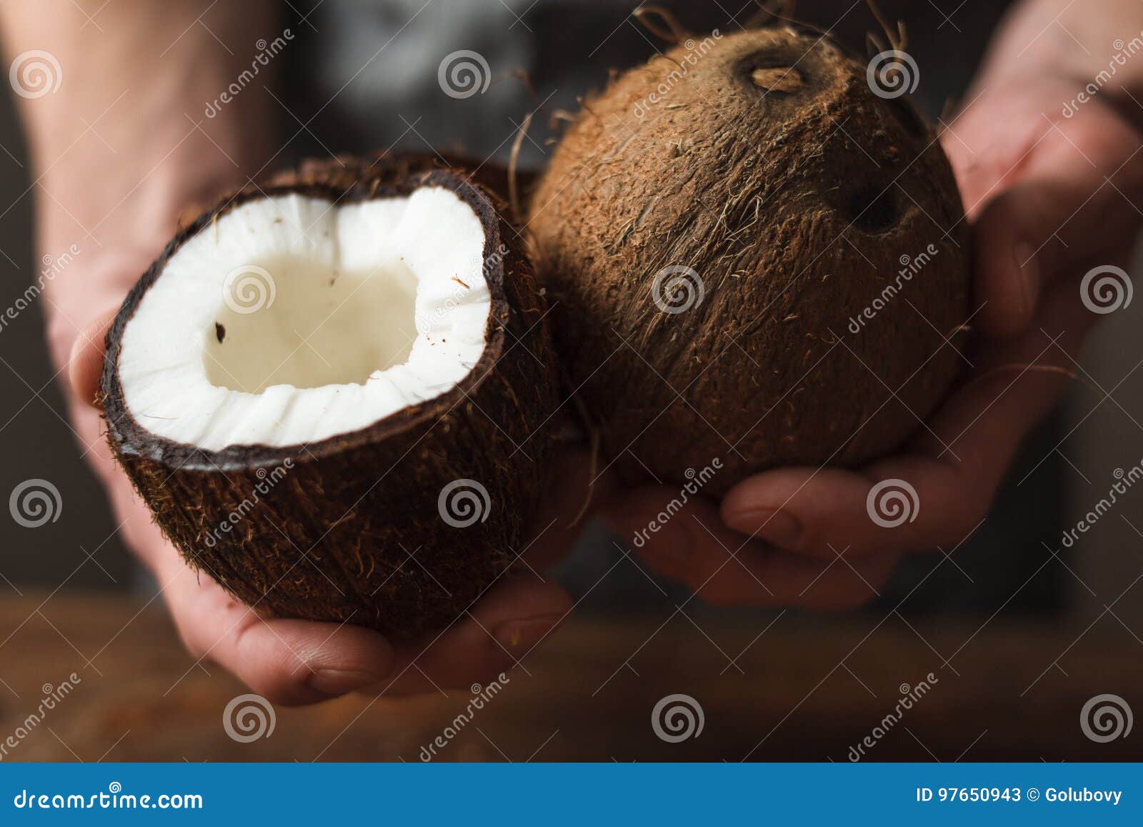 Kokosnoten Die in Handen Houden Stock Afbeelding - Image of naughty ...