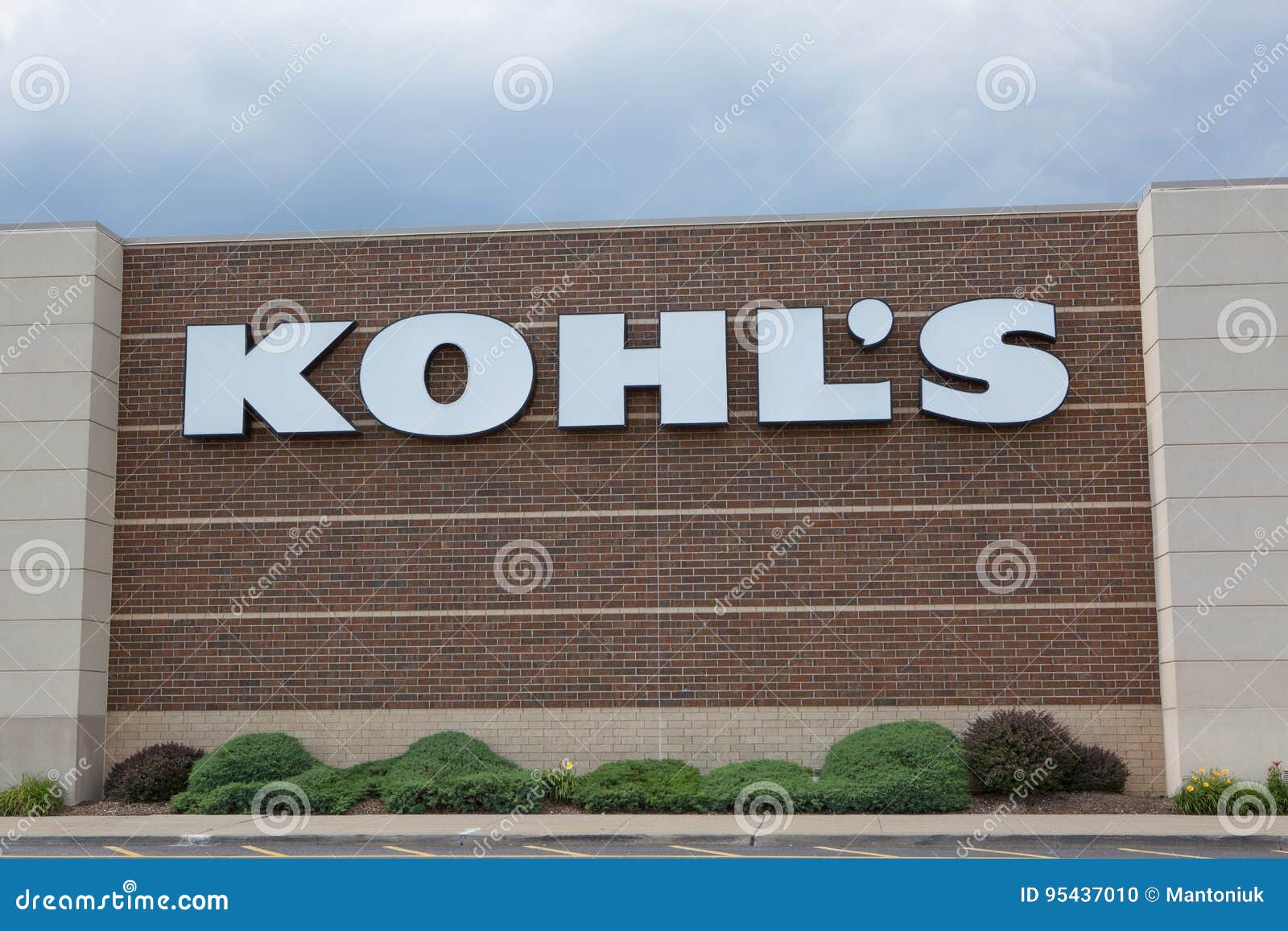 KOLH`S editorial image. Image of clothes, kohls, architecture - 95437010