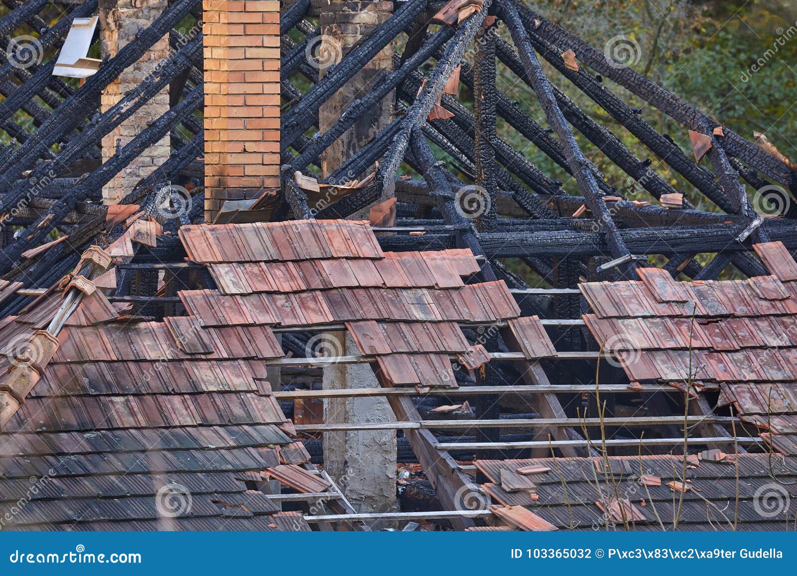 Kollapsat hustak arkivfoto. Bild av släpa, arkitektur - 103365032