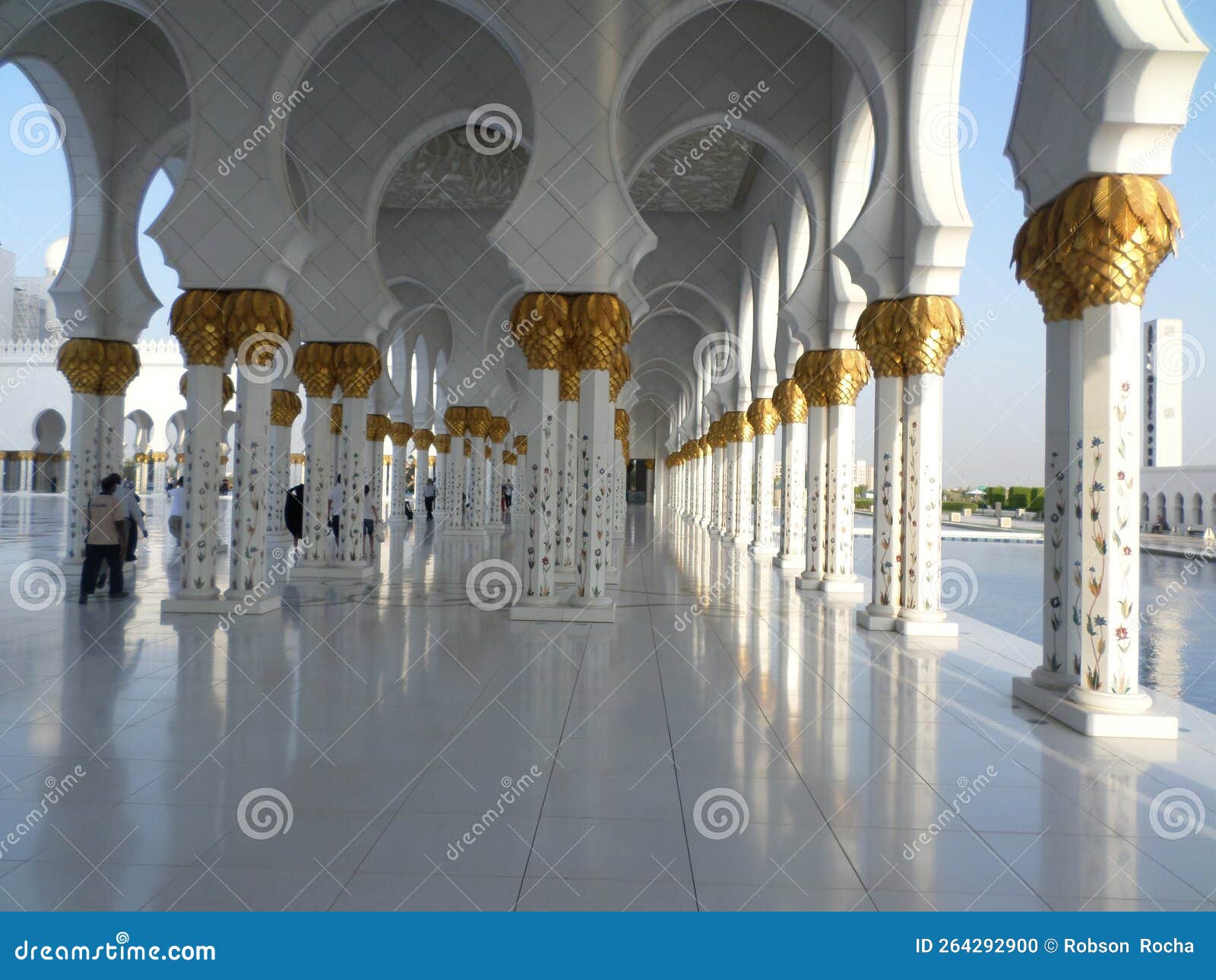 Kolommen Van De Grootste Moskee Ter Wereld. Redactionele Afbeelding ...