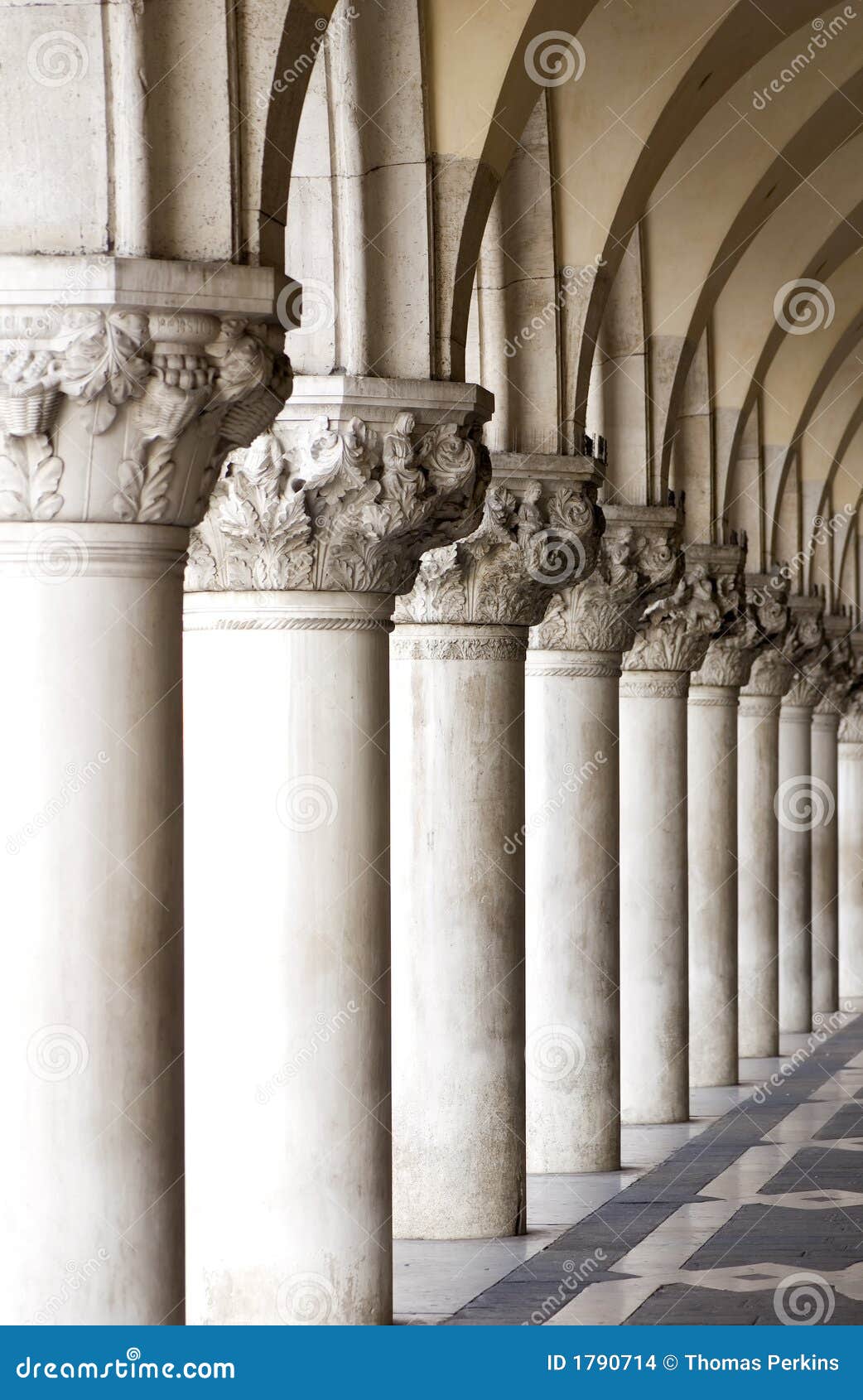 Kolonner venice arkivfoto. Bild av gammal, bana, korridor - 1790714